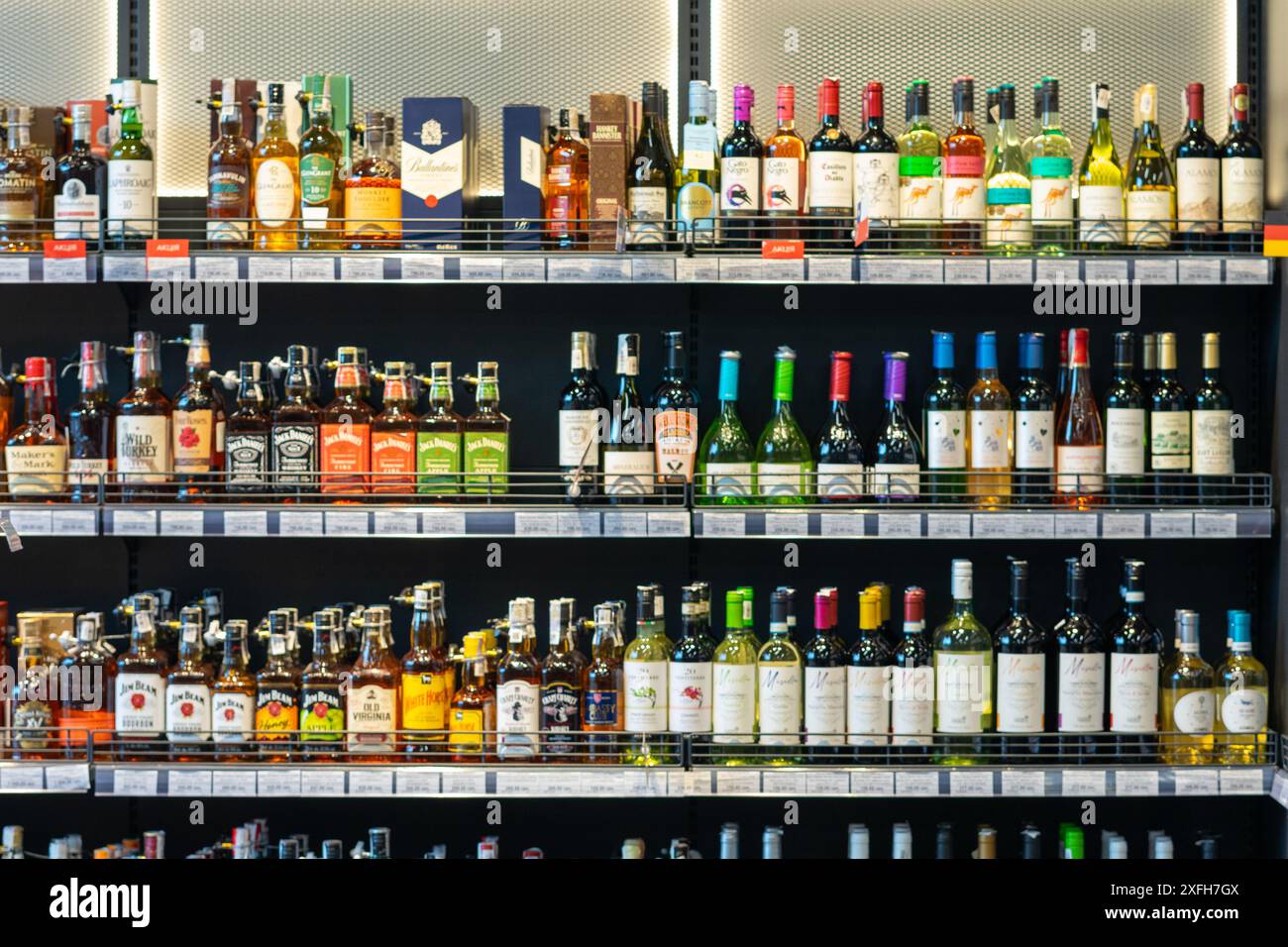 Convenience store interior wine hi-res stock photography and images - Alamy
