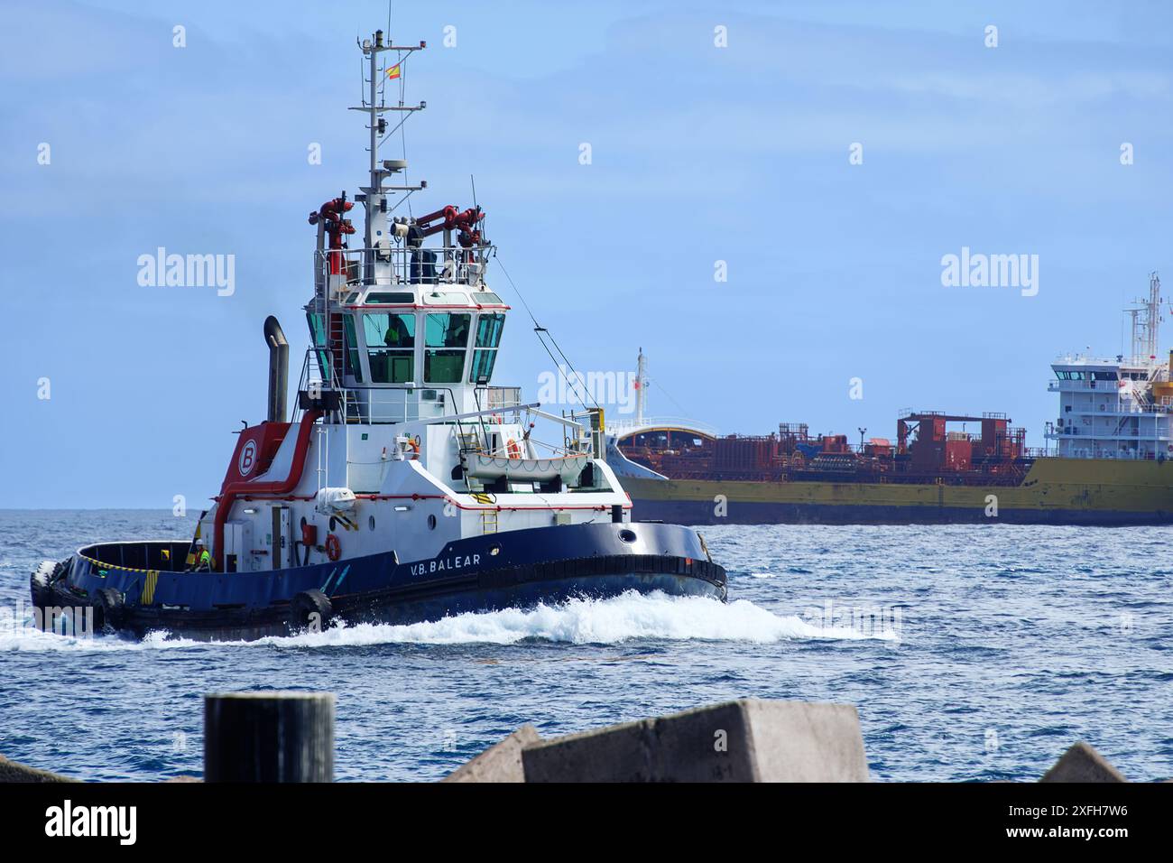 Tug boat ocean hi-res stock photography and images - Alamy