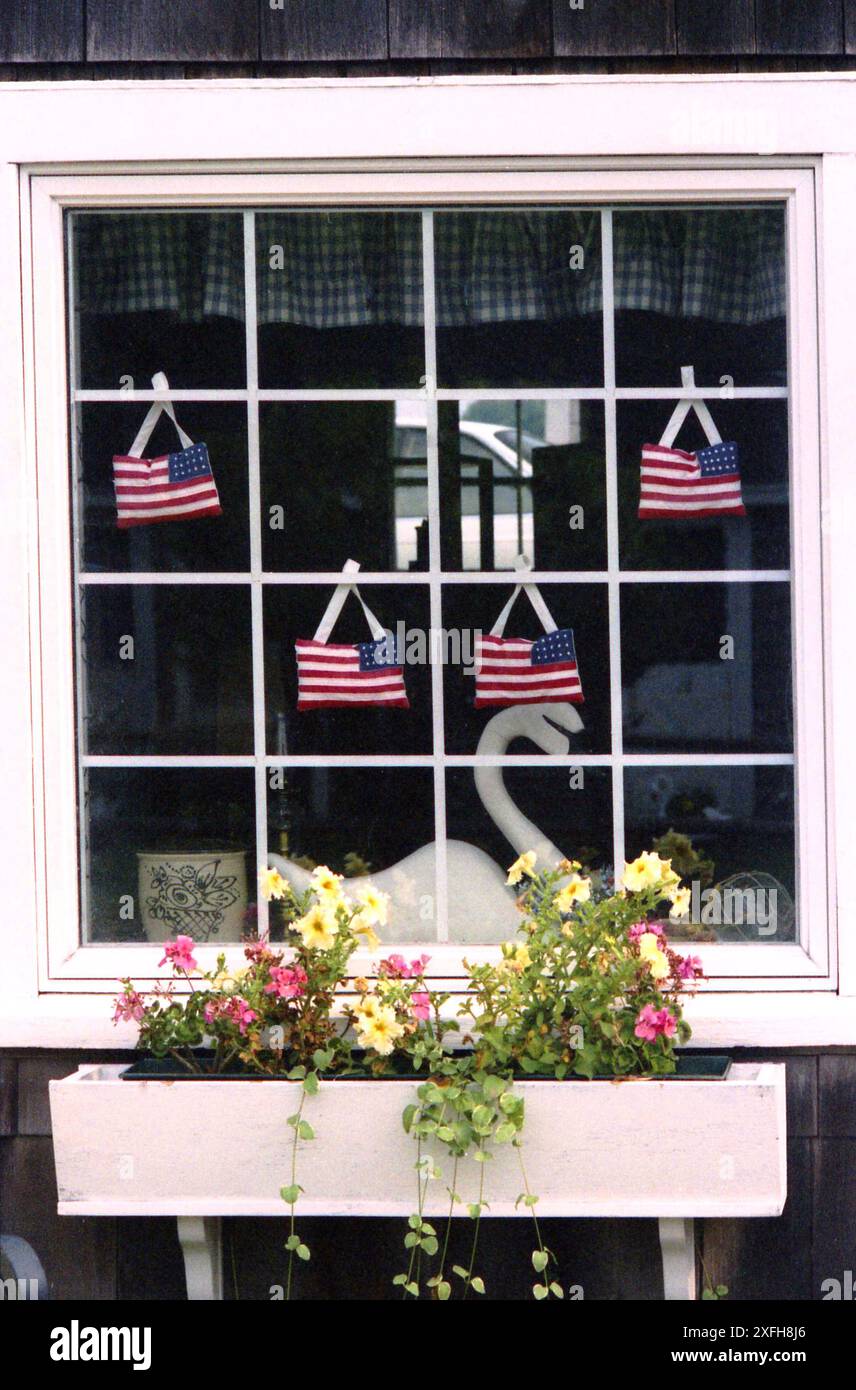 Maine, U.S.A., approx. 1996. Front window of a small gift shop ...