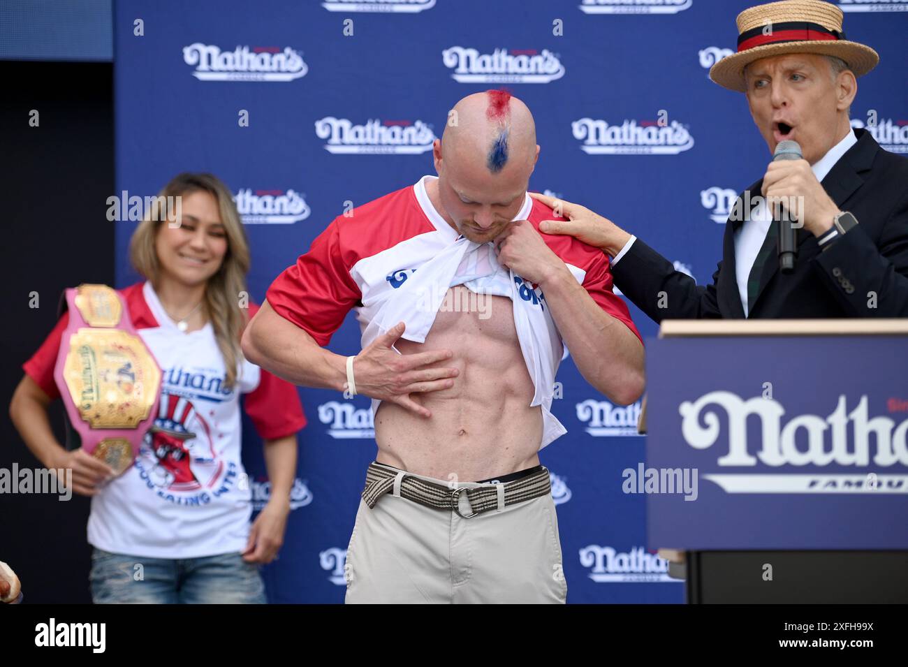 New York, USA. 03rd July, 2024. MC George Shea (r) stands next to ...