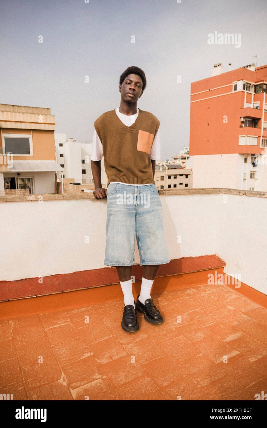 Young people standing near hi-res stock photography and images - Alamy