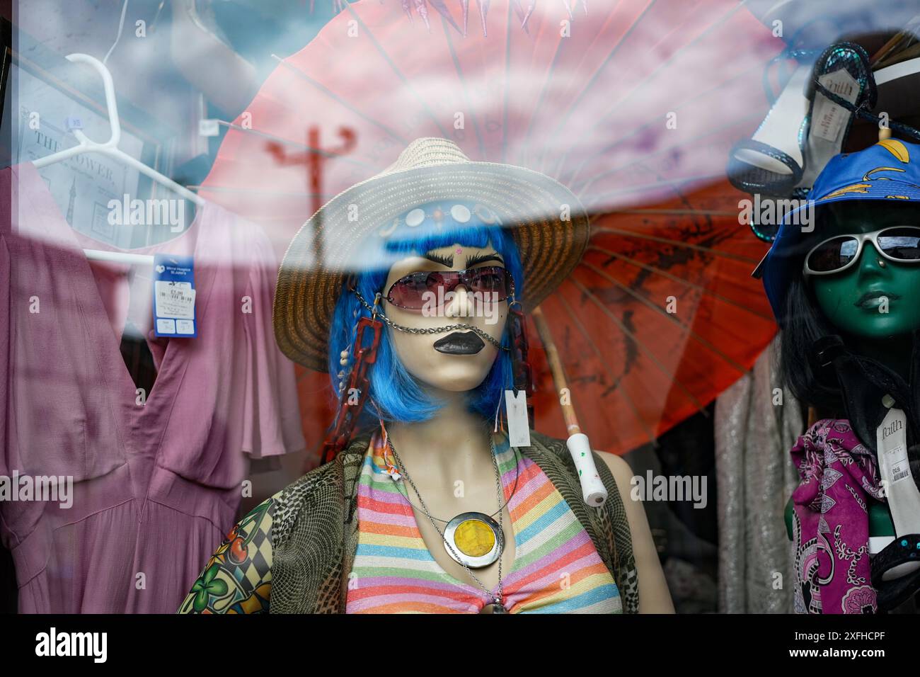 Mannequins dummies with sunglasses in a shop window Stock Photo - Alamy