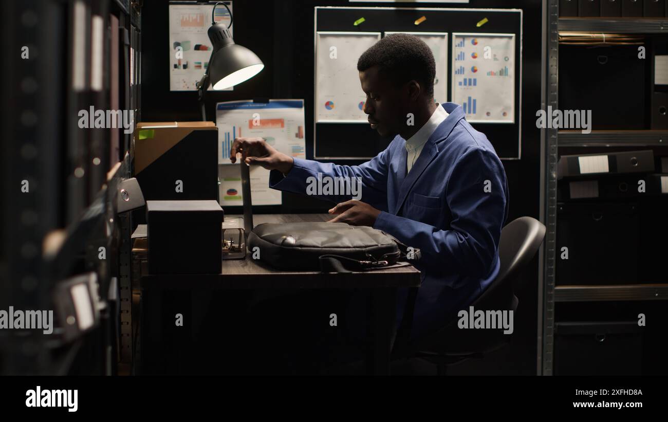 Detective bag arrives in office hi-res stock photography and images - Alamy