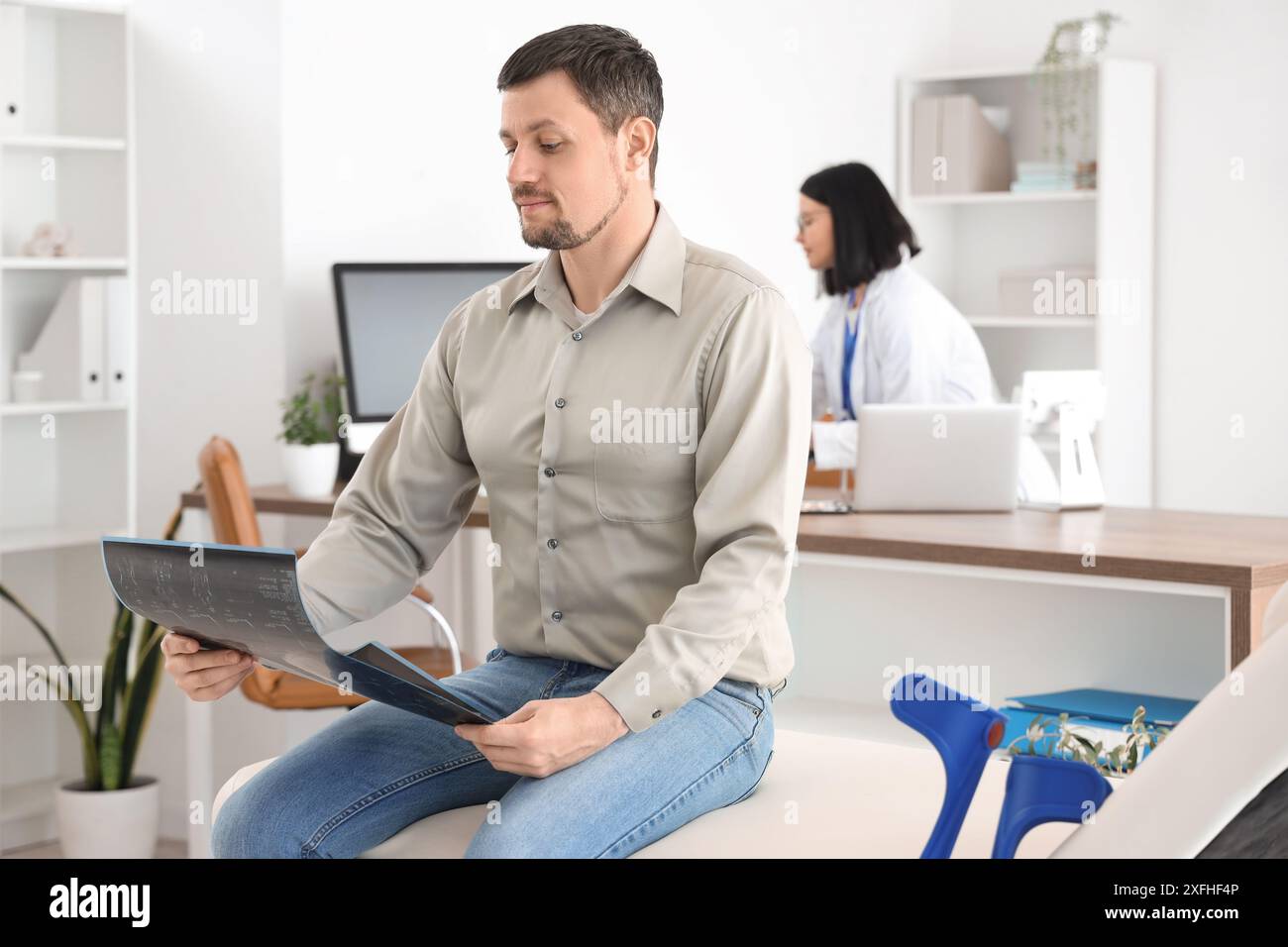 Doctor spine ray sitting hi-res stock photography and images - Alamy