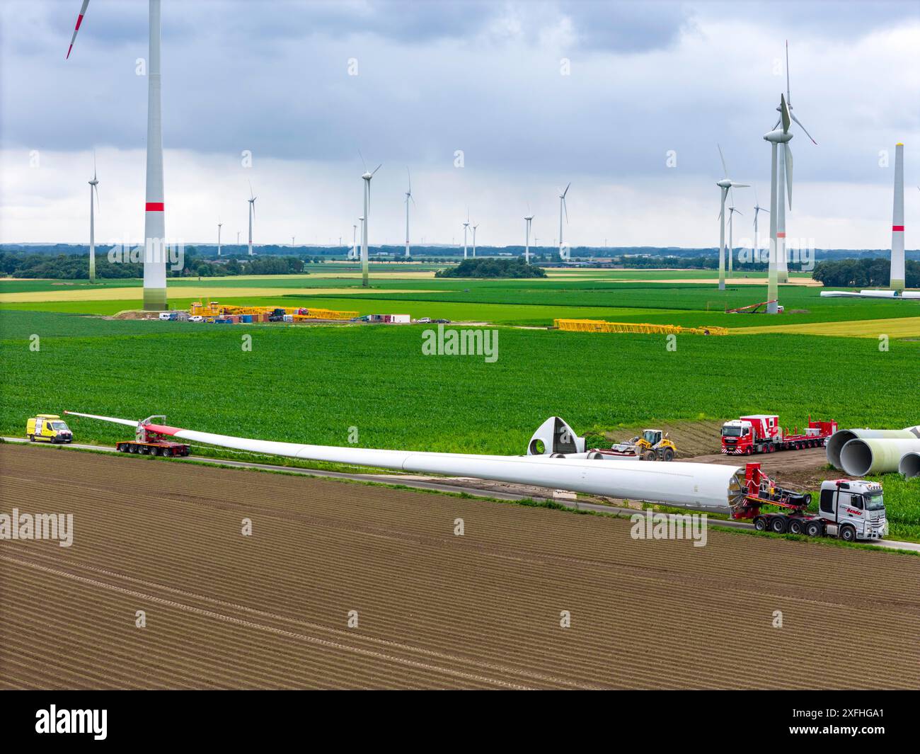 Transport of a 70 meter long rotor blade, construction of a wind power ...