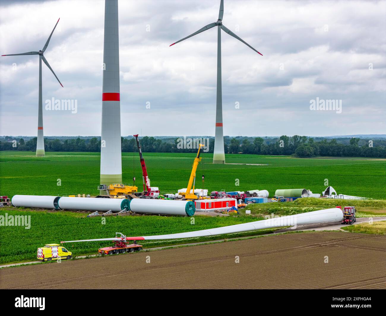 Transport of a 70 meter long rotor blade, construction of a wind power ...