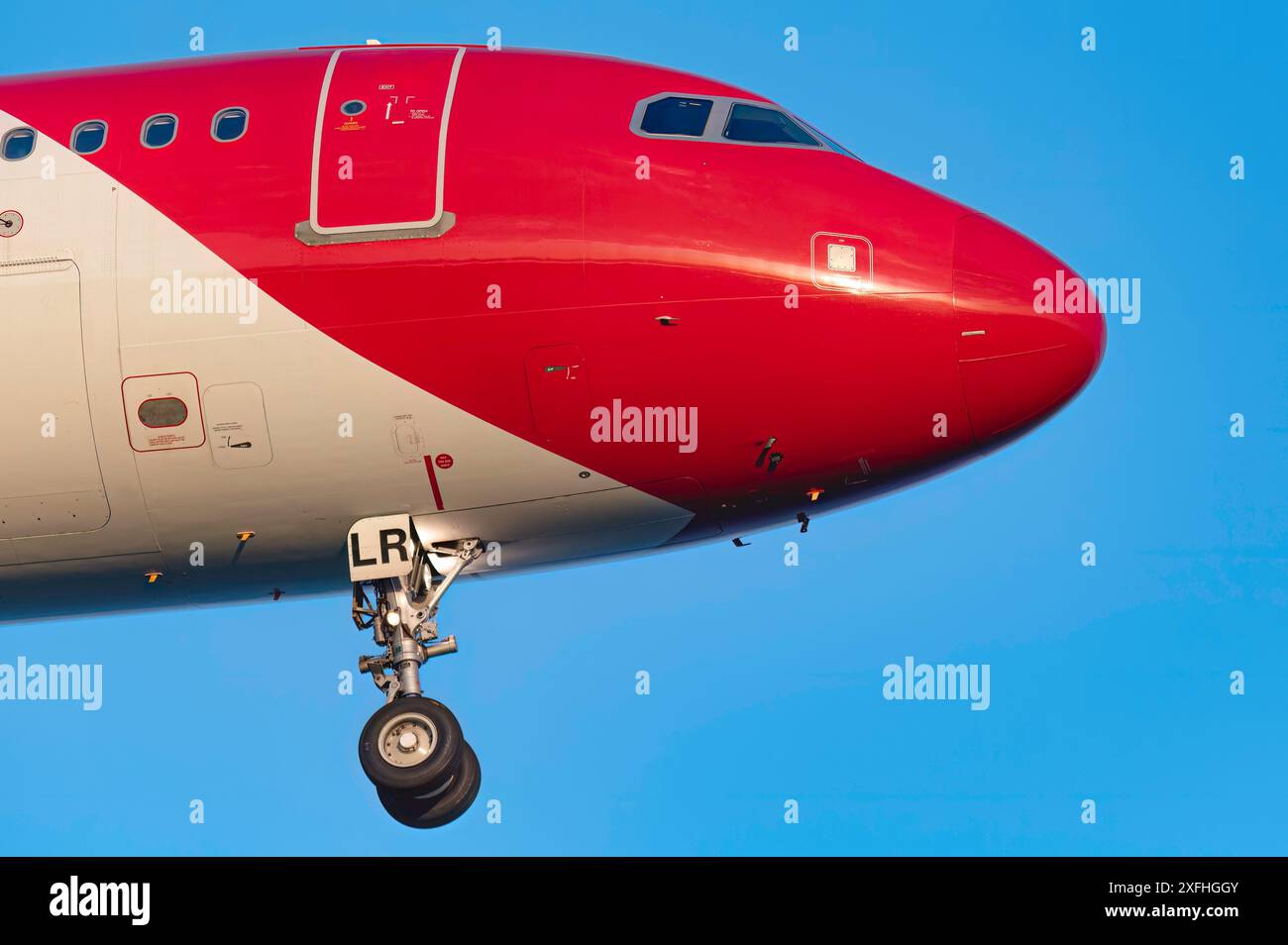 Airplane approaching in sky hi-res stock photography and images - Alamy