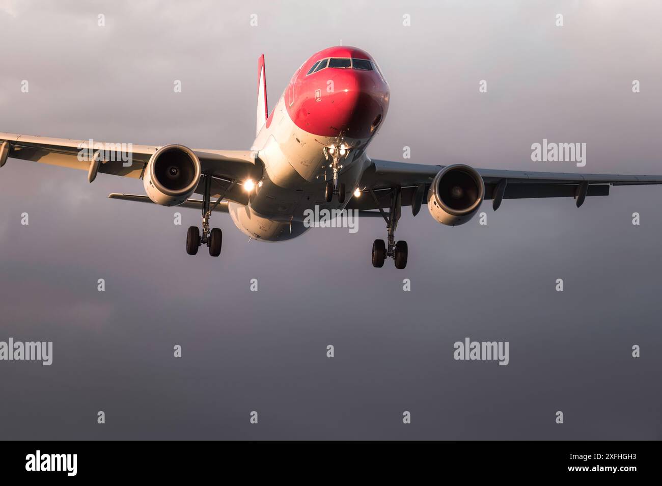 Front view passenger plane approaching hi-res stock photography and ...