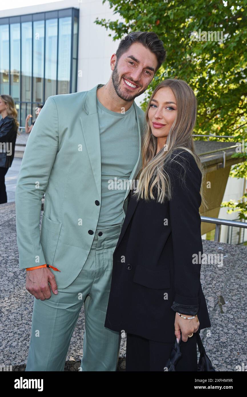 Dennis Gries mit Freundin Katharina Katja Geretschuchin bei der DAWID ...