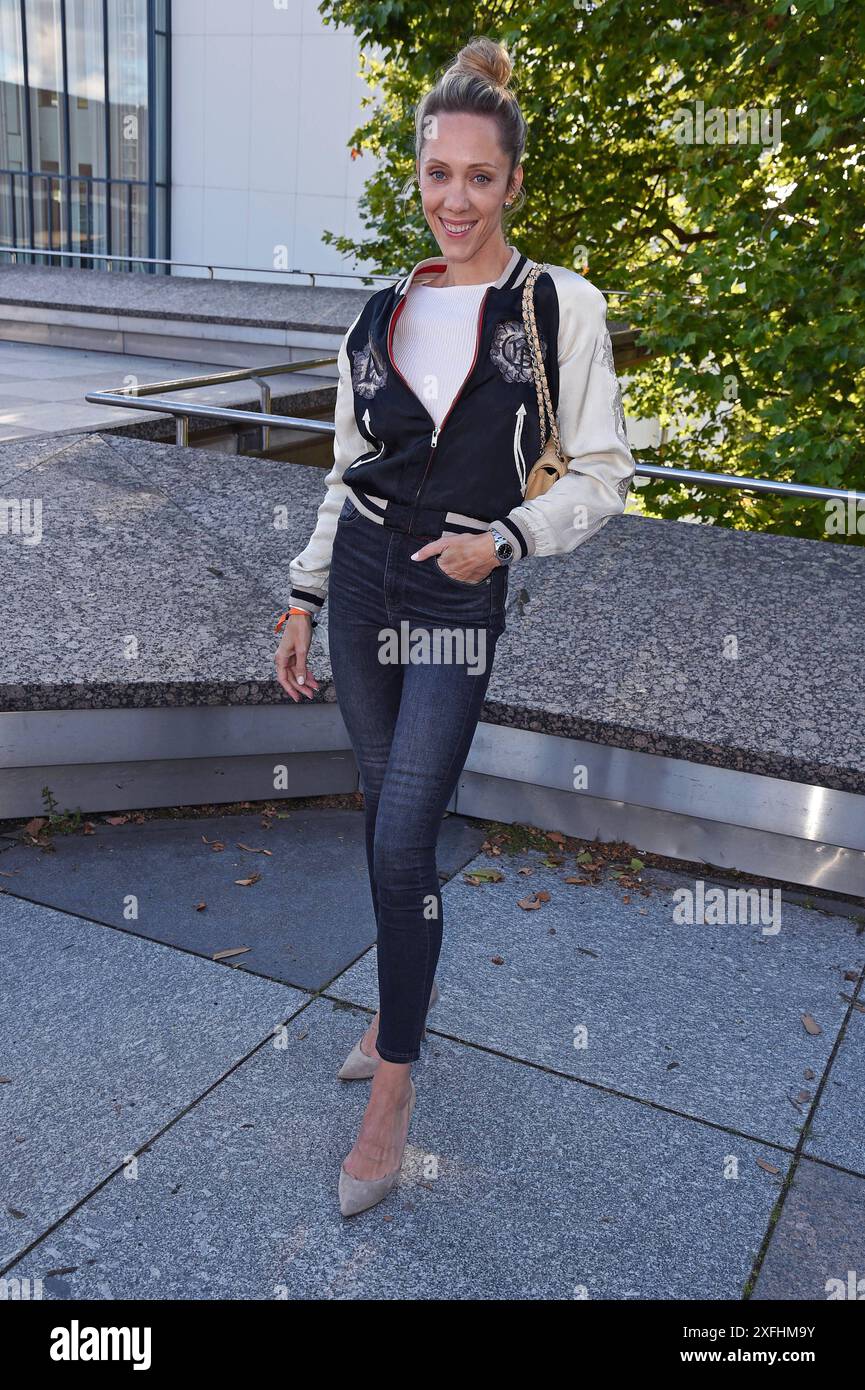 Melanie Wolf bei der DAWID TOMASZEWSKI PRESENTATION SS25 im ...