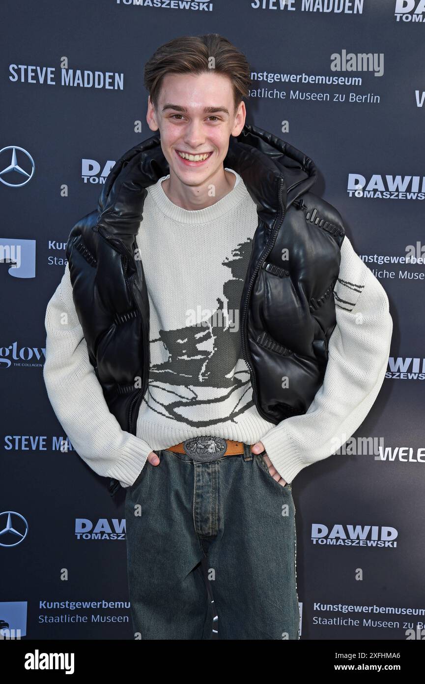 Mike Leon Lichtenberg bei der DAWID TOMASZEWSKI PRESENTATION SS25 im ...