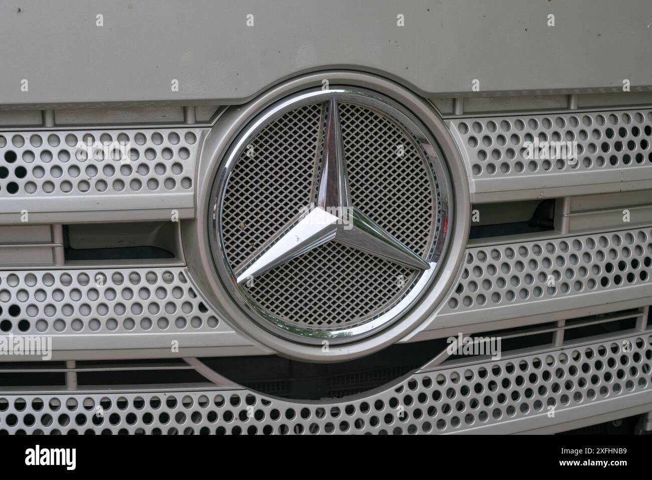 Mercedes Benz The emblem, located on the bonnet of the cars, represents ...