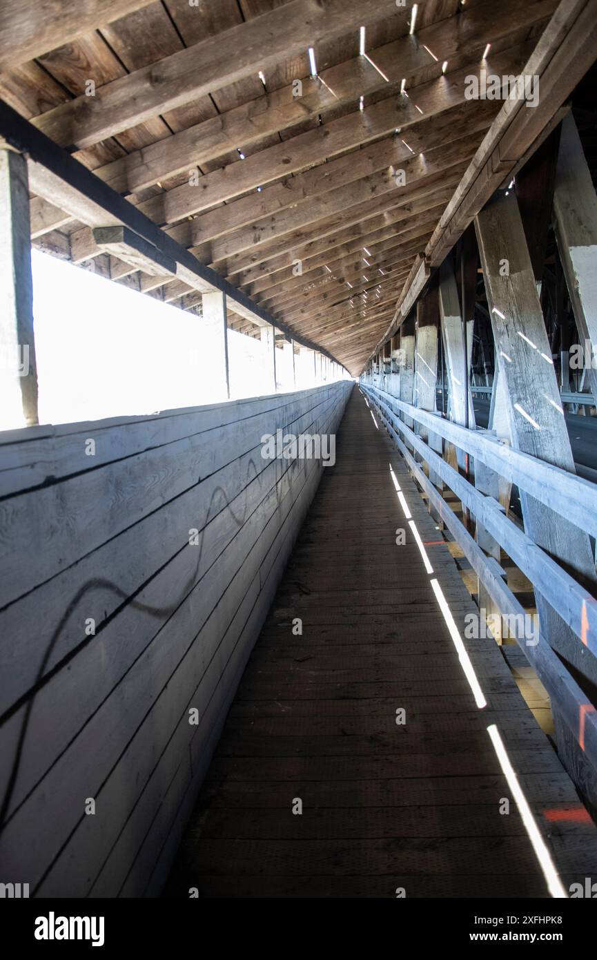 Covered pedestrian bridge hi-res stock photography and images - Alamy