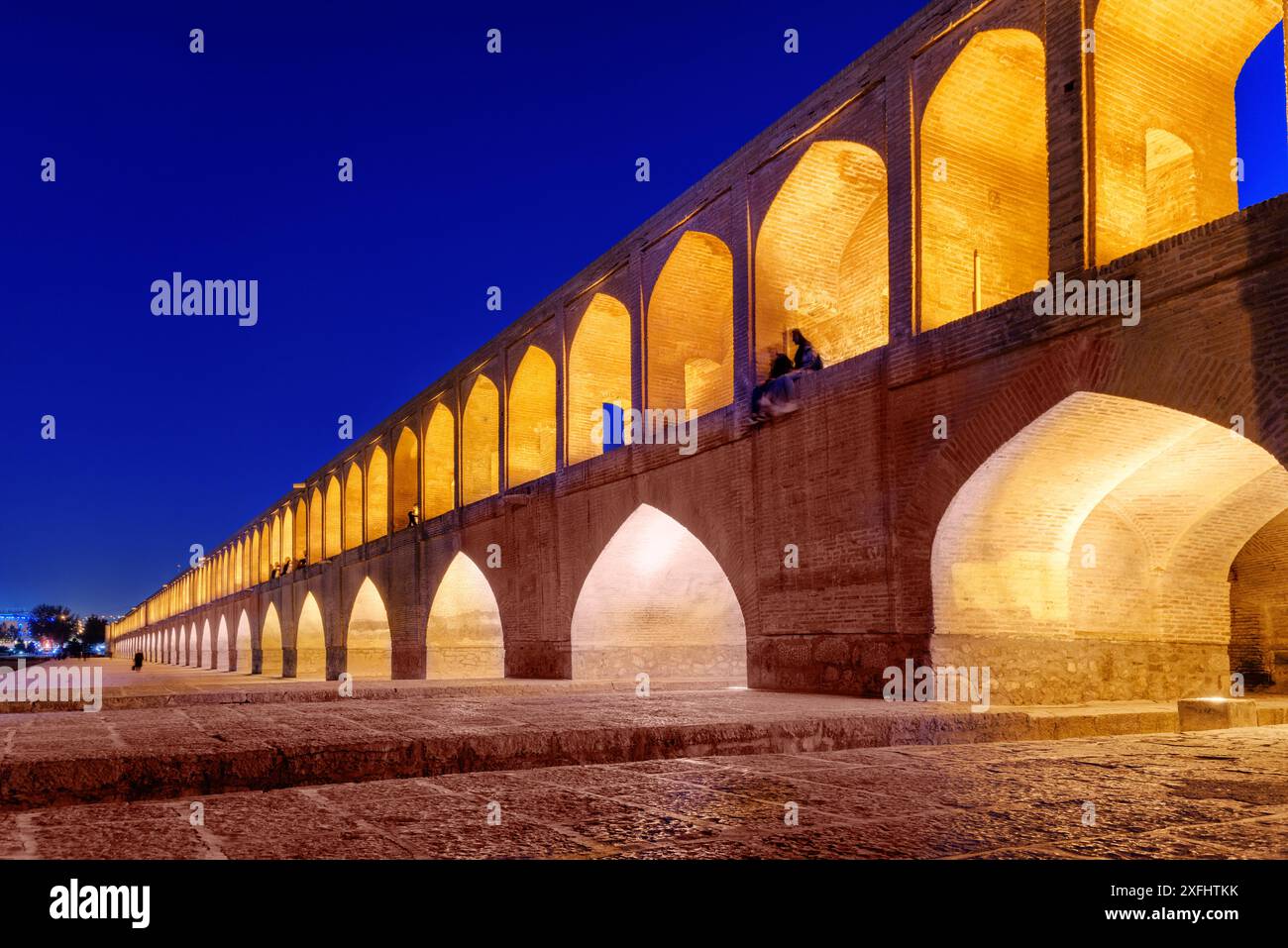 Night view of the Allahverdi Khan Bridge (Si-o-se-pol) in Isfahan, Iran ...