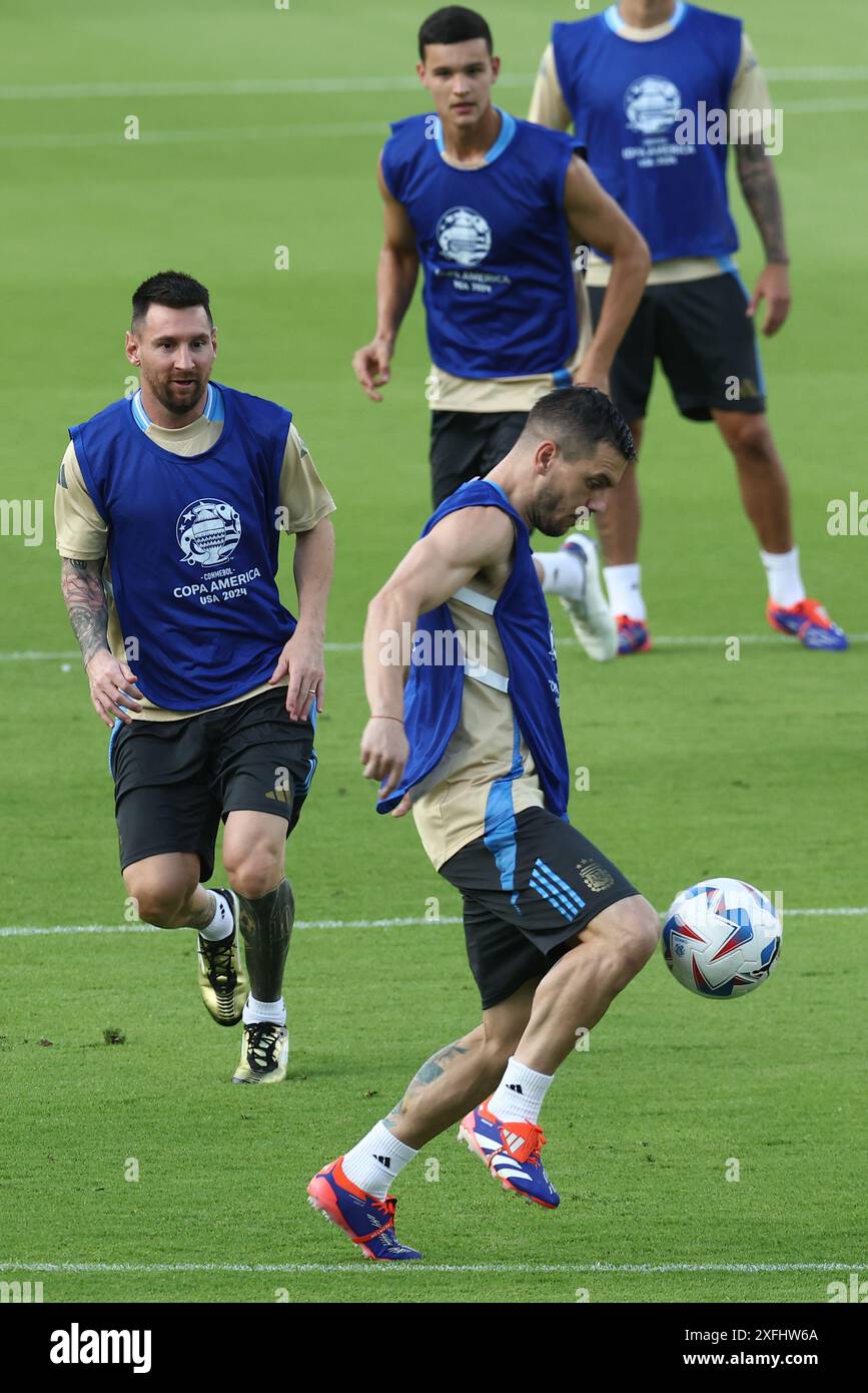 Argentina's midfielder Giovani Lo Celso (front) and forward Lionel ...