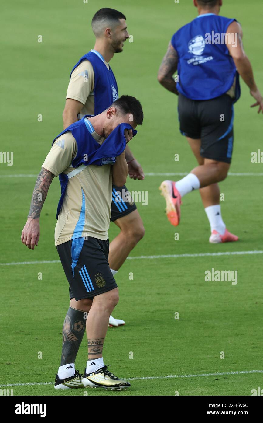 Argentina's forward Lionel Messi front gestures during a training ...