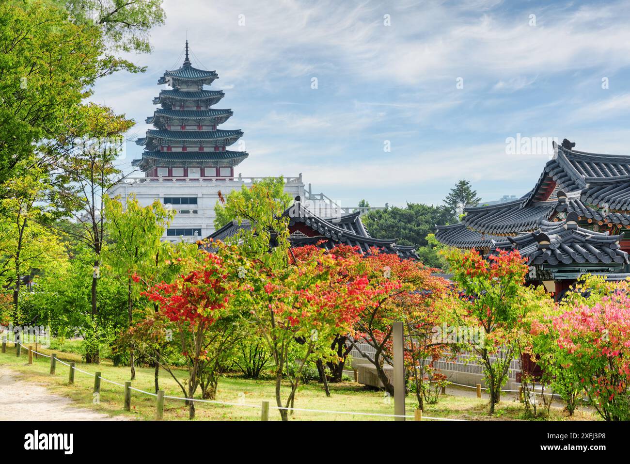 Amazing colorful autumn view of garden at Gyeongbokgung Palace in Seoul ...