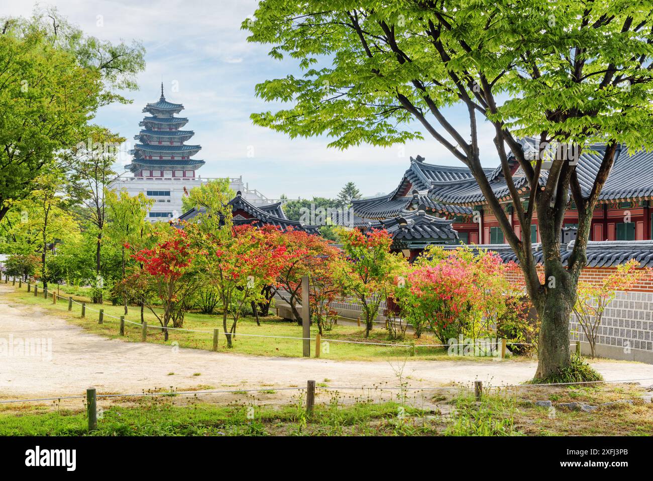 Scenic colorful autumn view of garden at Gyeongbokgung Palace in Seoul ...
