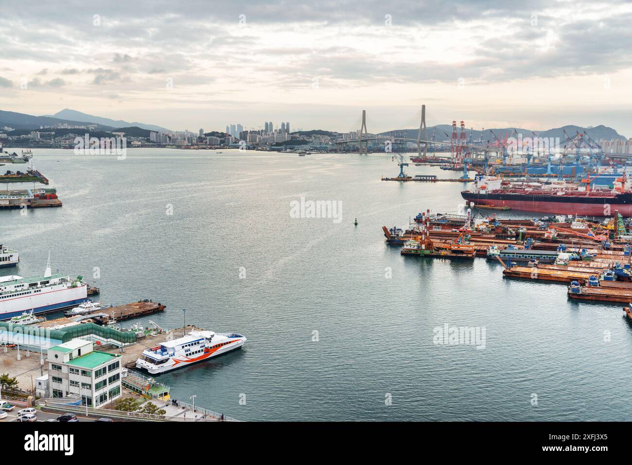 Industrial waterfront korea hi-res stock photography and images - Alamy