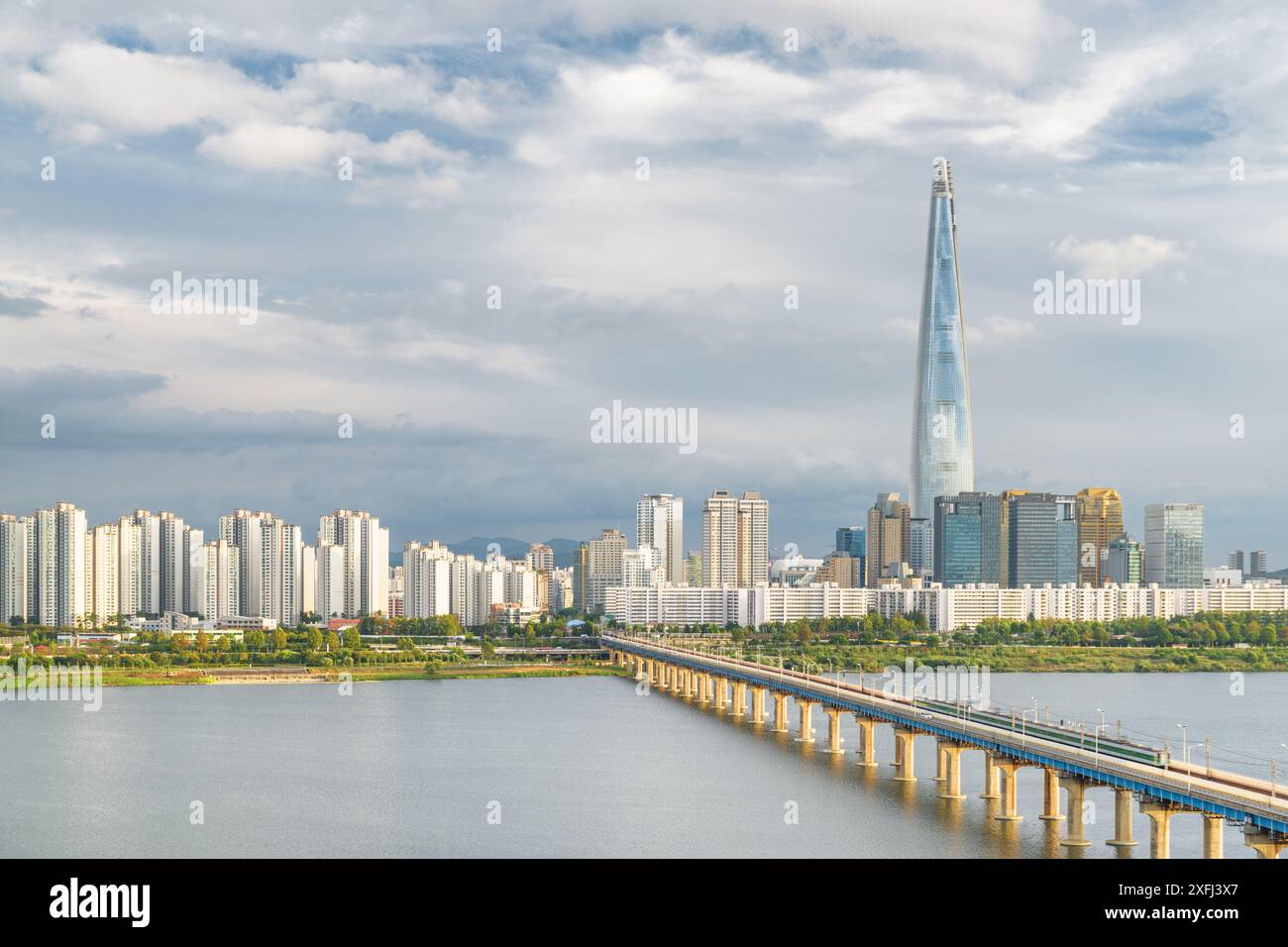 Amazing view of modern tower and Jamsil Railway Bridge over the Han ...