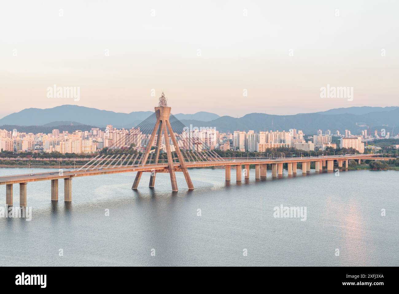 Amazing view of Olympic Bridge over the Han River (Hangang) at downtown ...