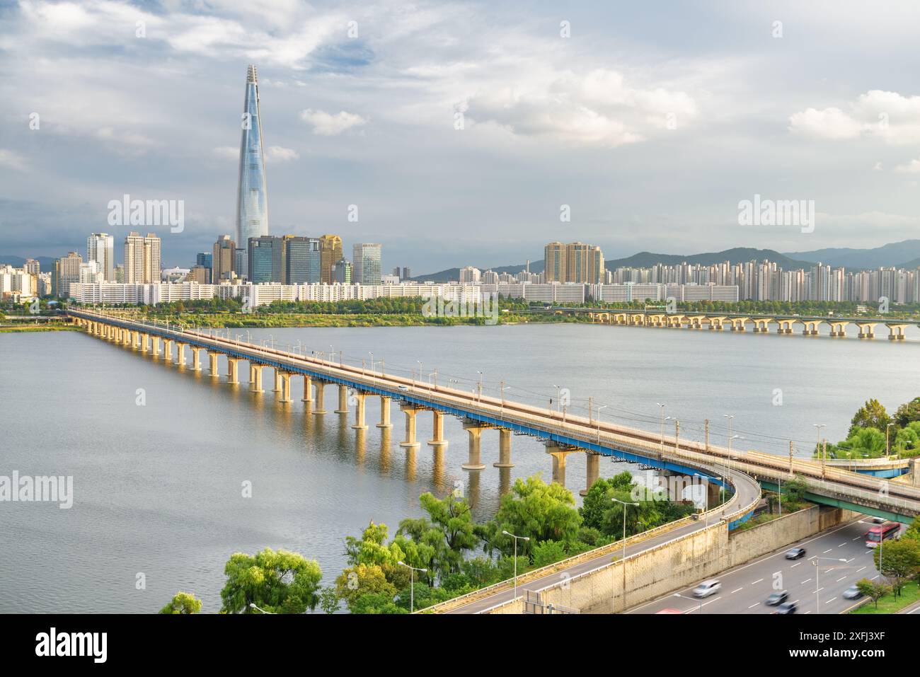 Amazing view of modern tower and Jamsil Railway Bridge over the Han ...