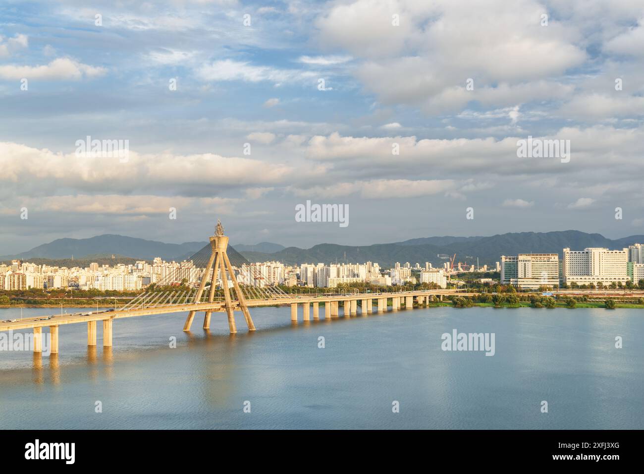 Amazing view of Olympic Bridge over the Han River (Hangang) at downtown ...