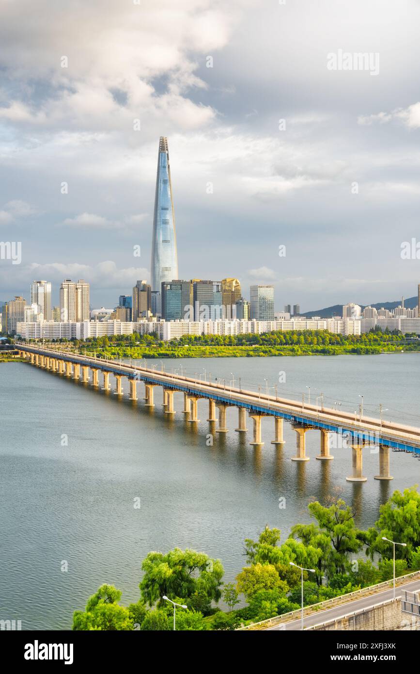 Amazing view of modern tower and Jamsil Railway Bridge over the Han ...