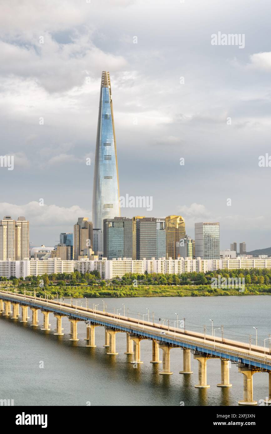 Amazing view of modern tower and Jamsil Railway Bridge over the Han ...