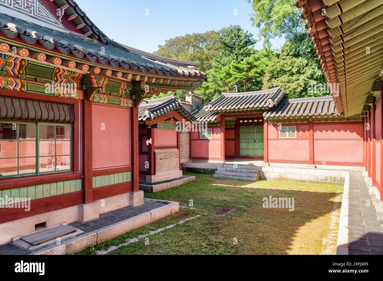 Cozy courtyard of Changdeokgung Palace in Seoul, South Korea. Beautiful ...