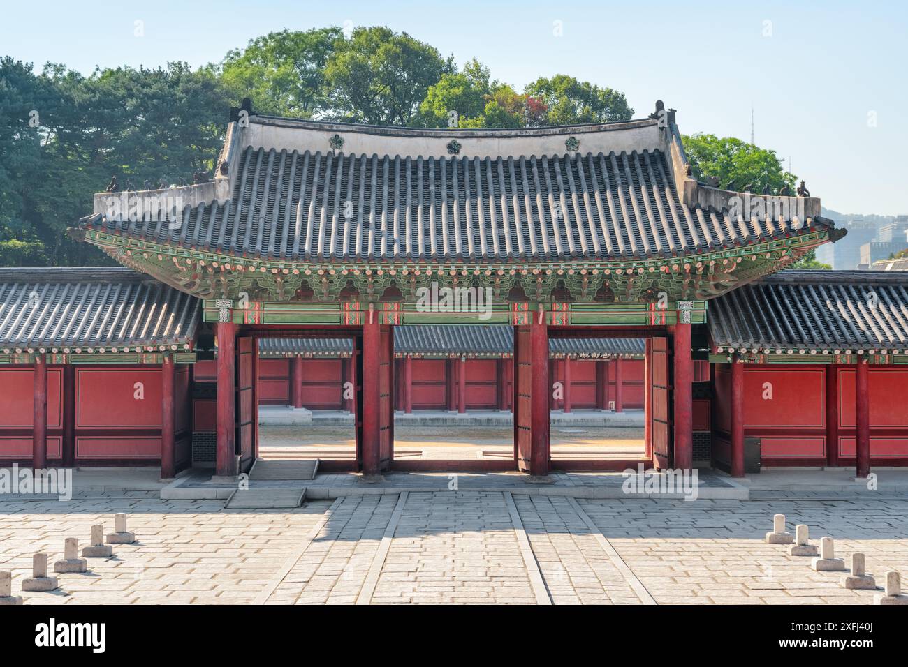 Injeongmun Gate of Changdeokgung Palace in Seoul, South Korea ...