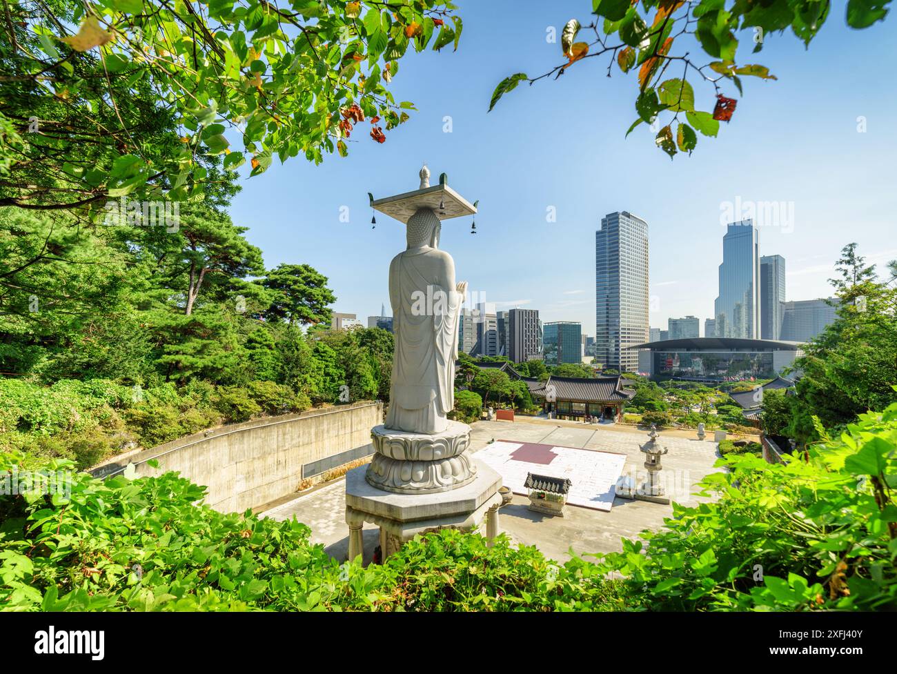 Beautiful view of Seoul skyline from Bongeunsa Temple at Gangnam ...