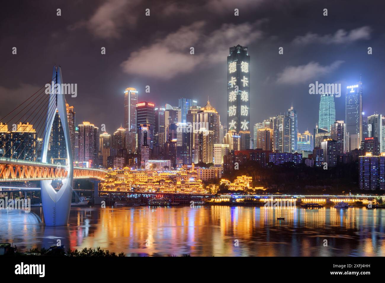 The qiansimen jialing river bridge hi-res stock photography and images ...