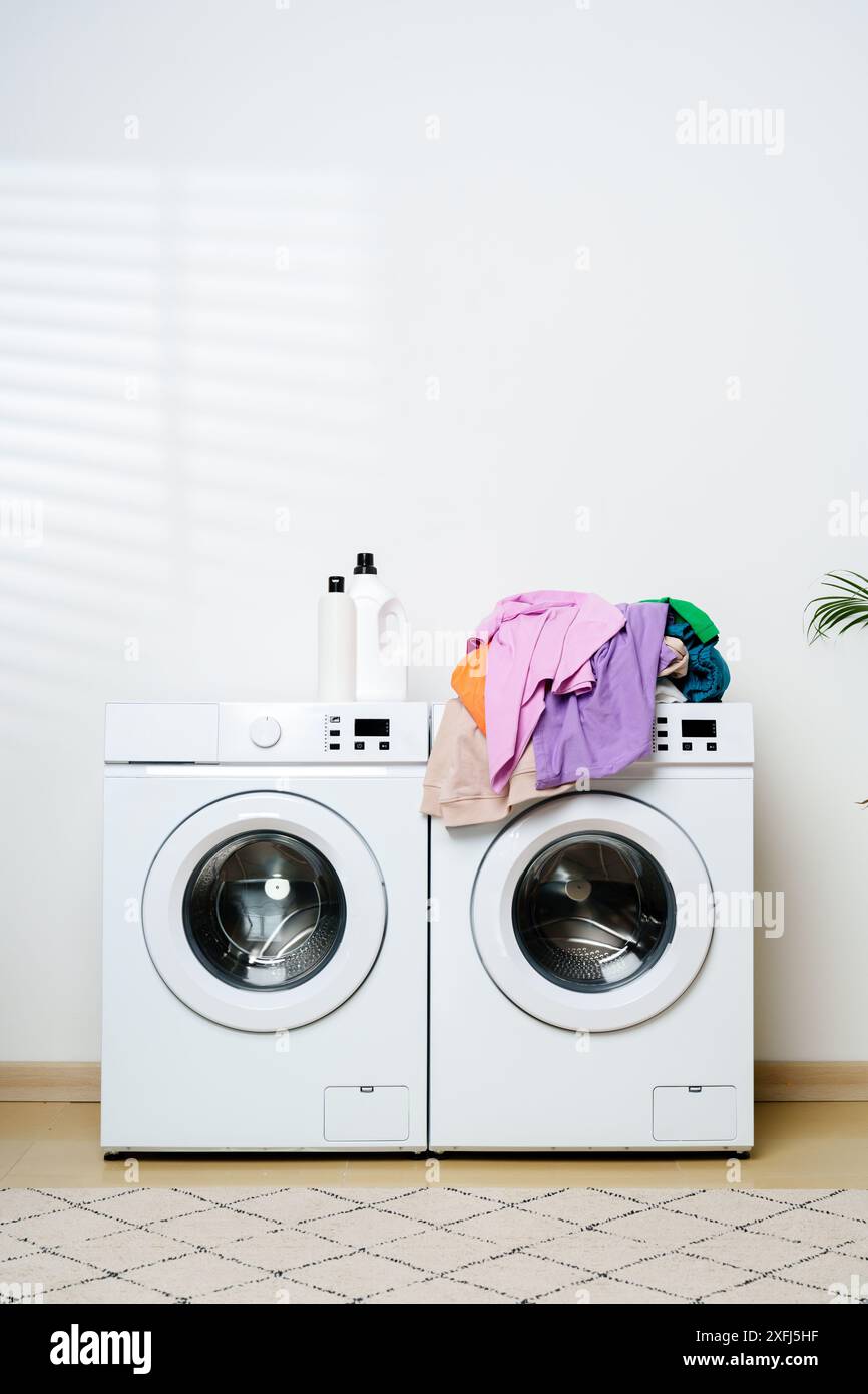 Pile white washing machines hi-res stock photography and images - Alamy