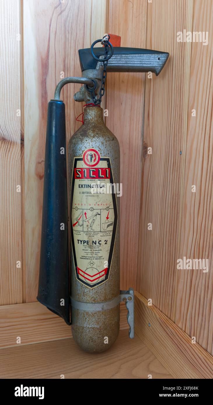 Rust fire extinguisher hi-res stock photography and images - Alamy