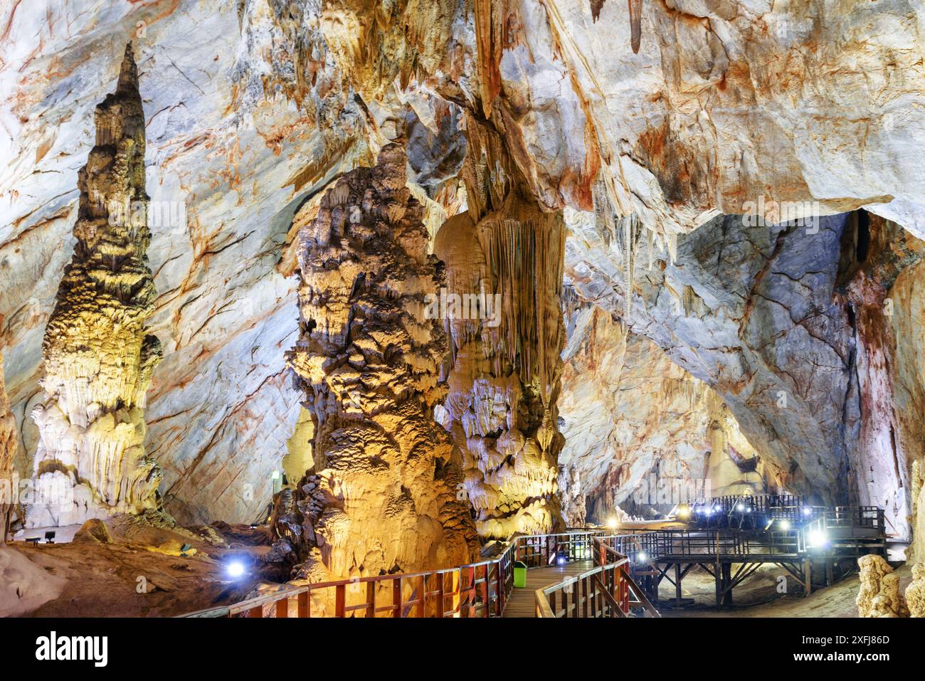 Amazing stalagmites inside Paradise Cave (Thien Duong Cave) at Phong ...