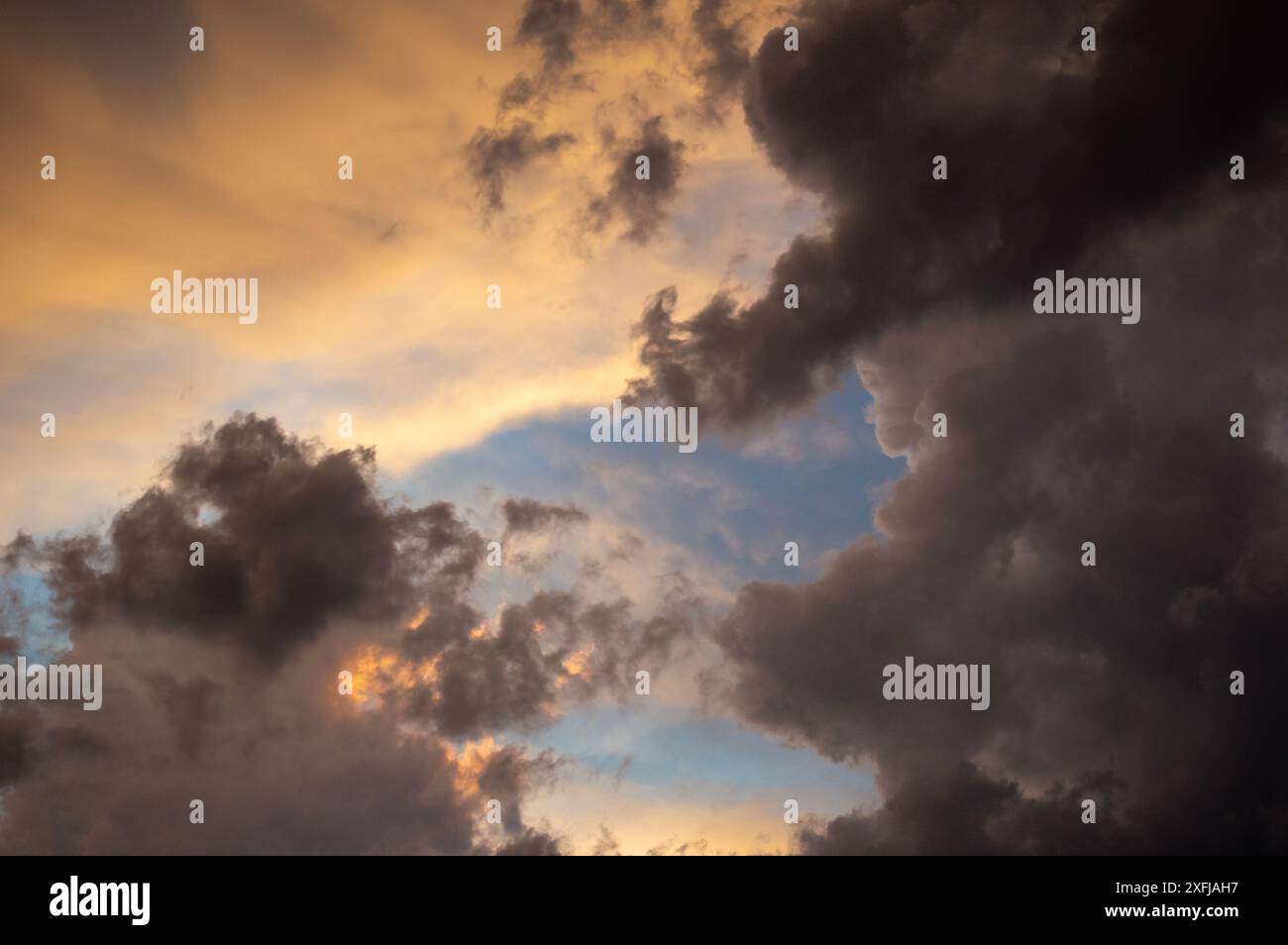Cielo atardecer tormenta hi-res stock photography and images - Alamy