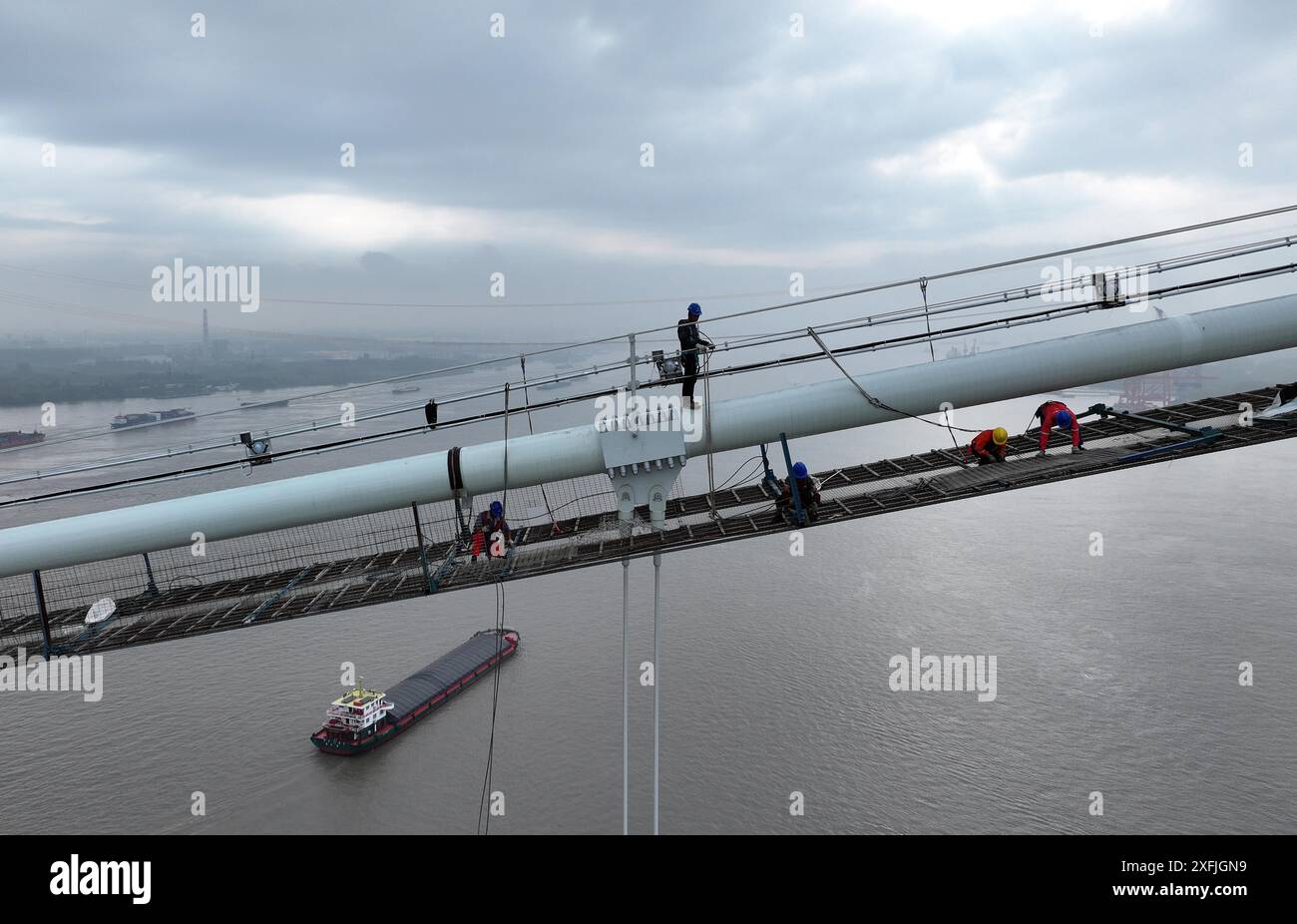 Aerial photo shows the Longtan Yangtze River Bridge under construction ...