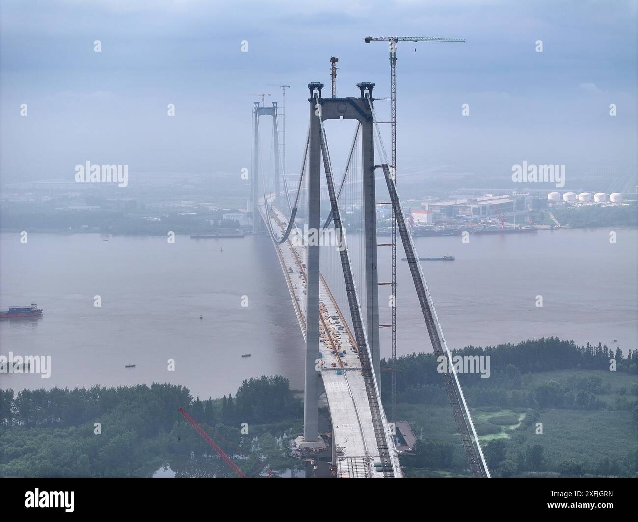 Aerial photo shows the Longtan Yangtze River Bridge under construction ...