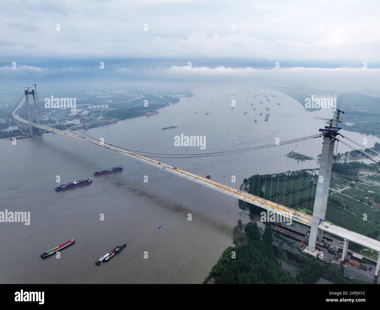 Aerial photo shows the Longtan Yangtze River Bridge under construction ...