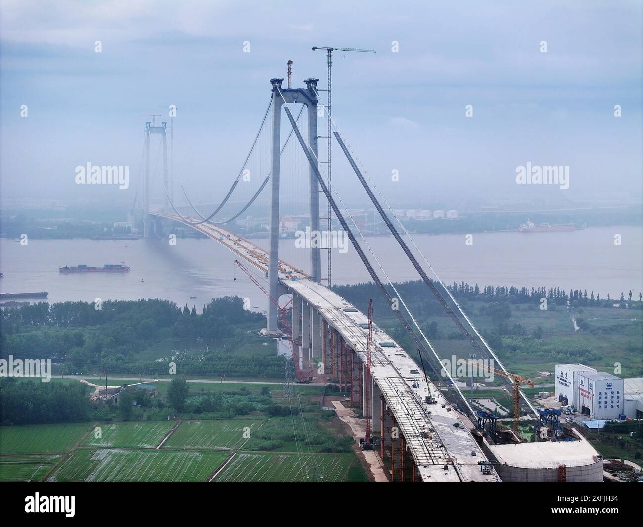 Aerial photo shows the Longtan Yangtze River Bridge under construction ...