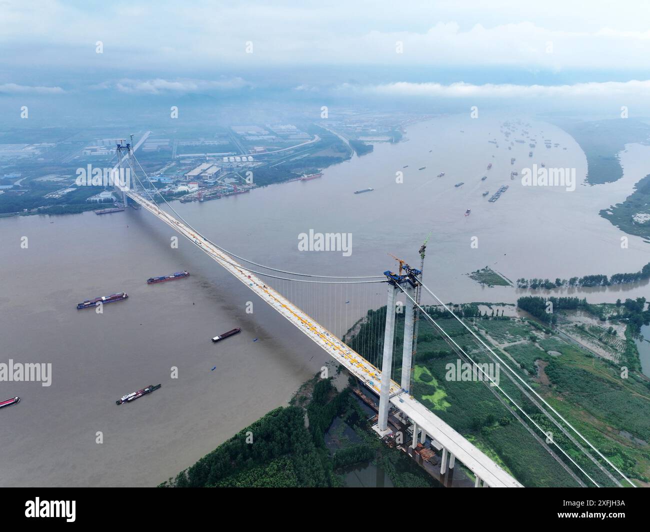 Aerial photo shows the Longtan Yangtze River Bridge under construction ...