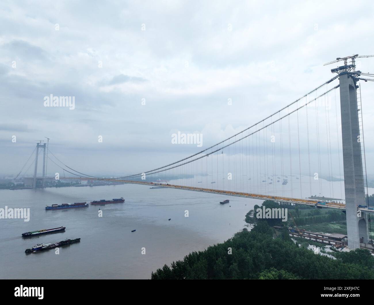 Aerial photo shows the Longtan Yangtze River Bridge under construction ...