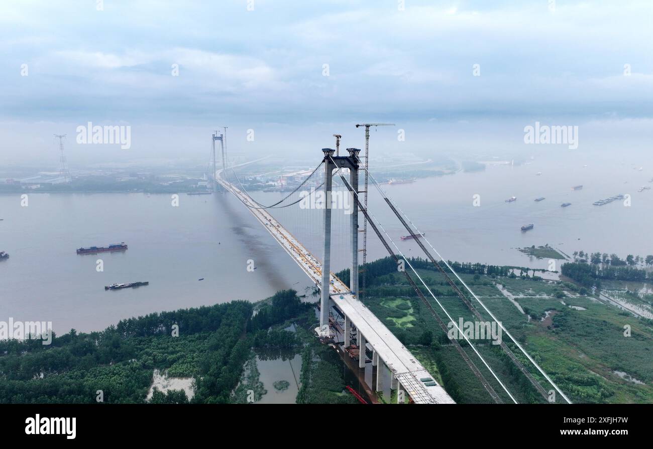 Aerial photo shows the Longtan Yangtze River Bridge under construction ...