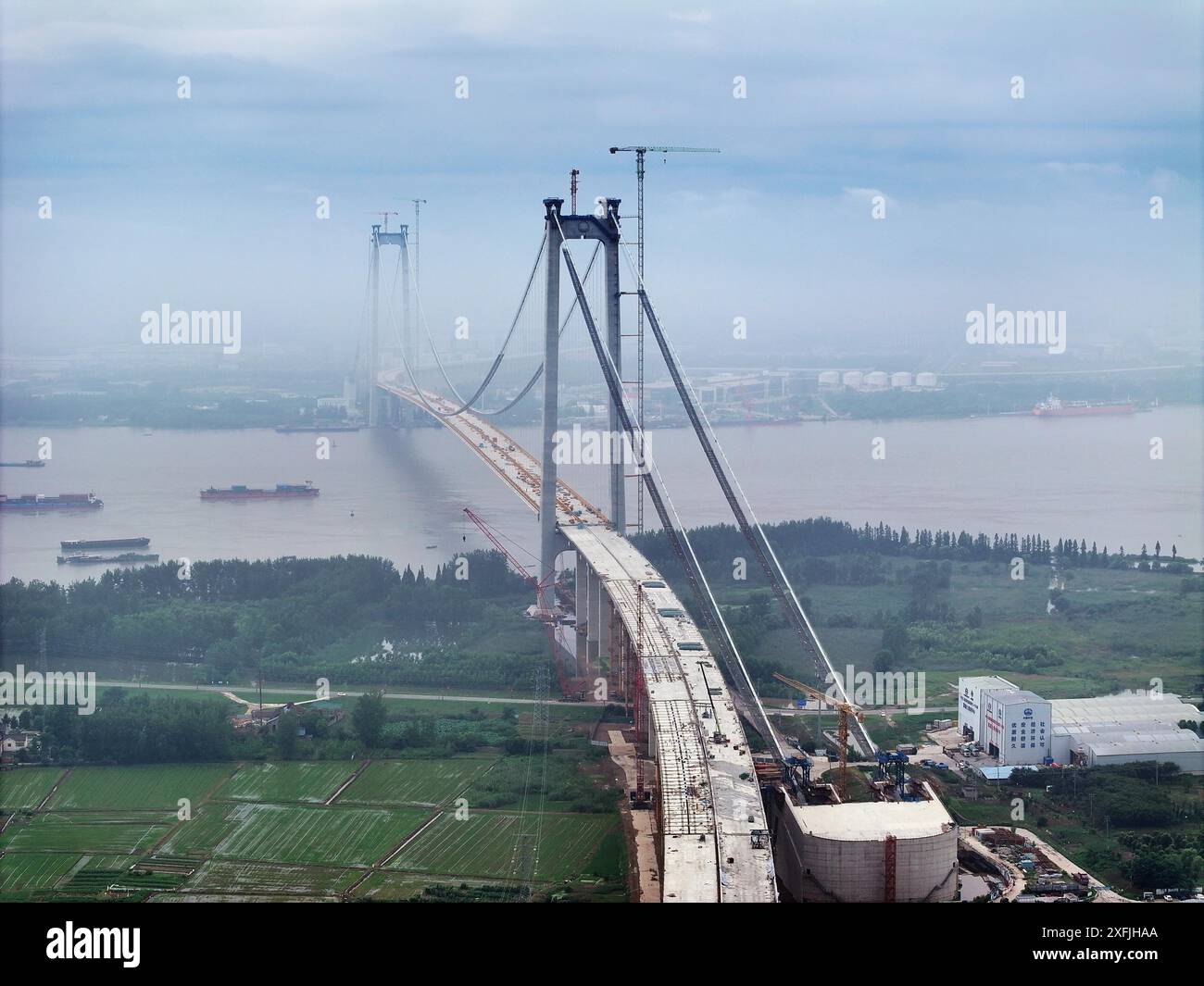 Aerial photo shows the Longtan Yangtze River Bridge under construction ...