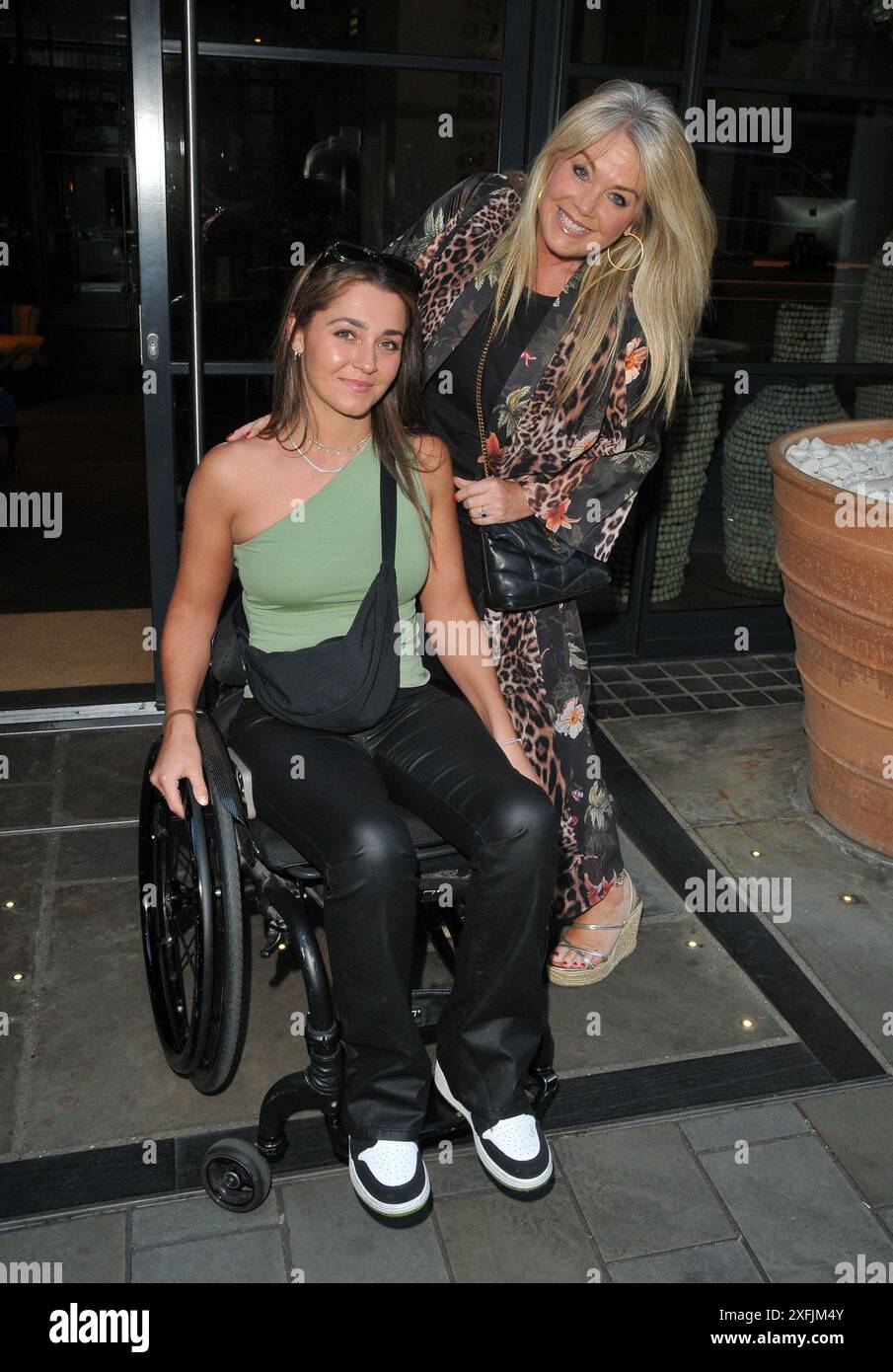 Entertainment showbiz kitty hi-res stock photography and images - Alamy