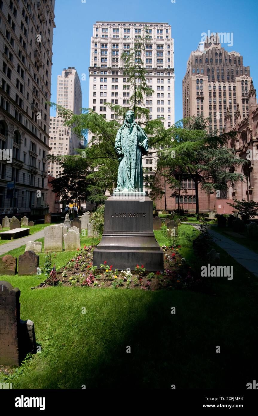 USA, New York City, Manhattan, Trinity Church Cemetery, the statue of ...