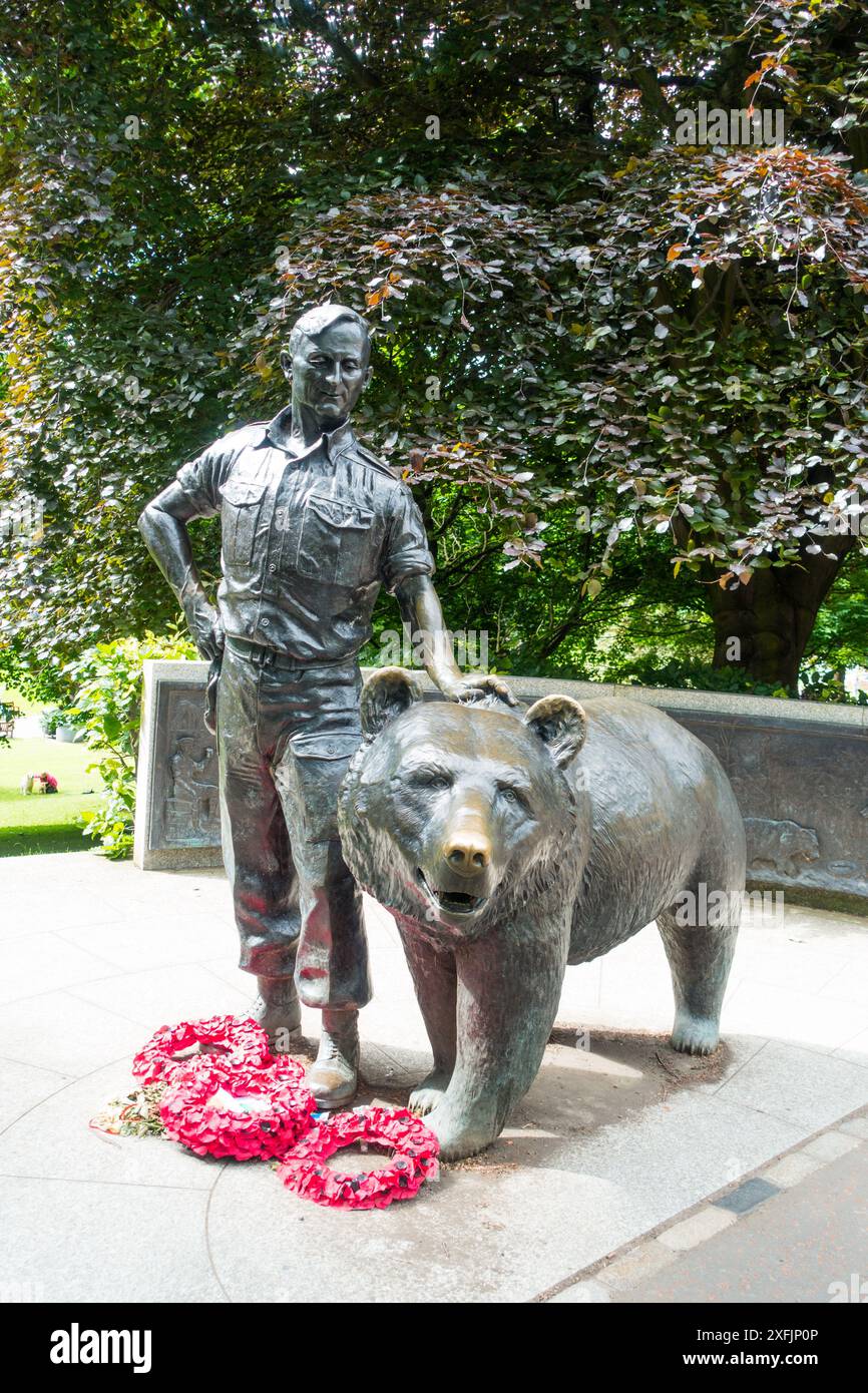 Statue of Wojtek, Soldier Bear. at West Princes Street Gardens, Edinburgh, Scotland, UK Stock ...
