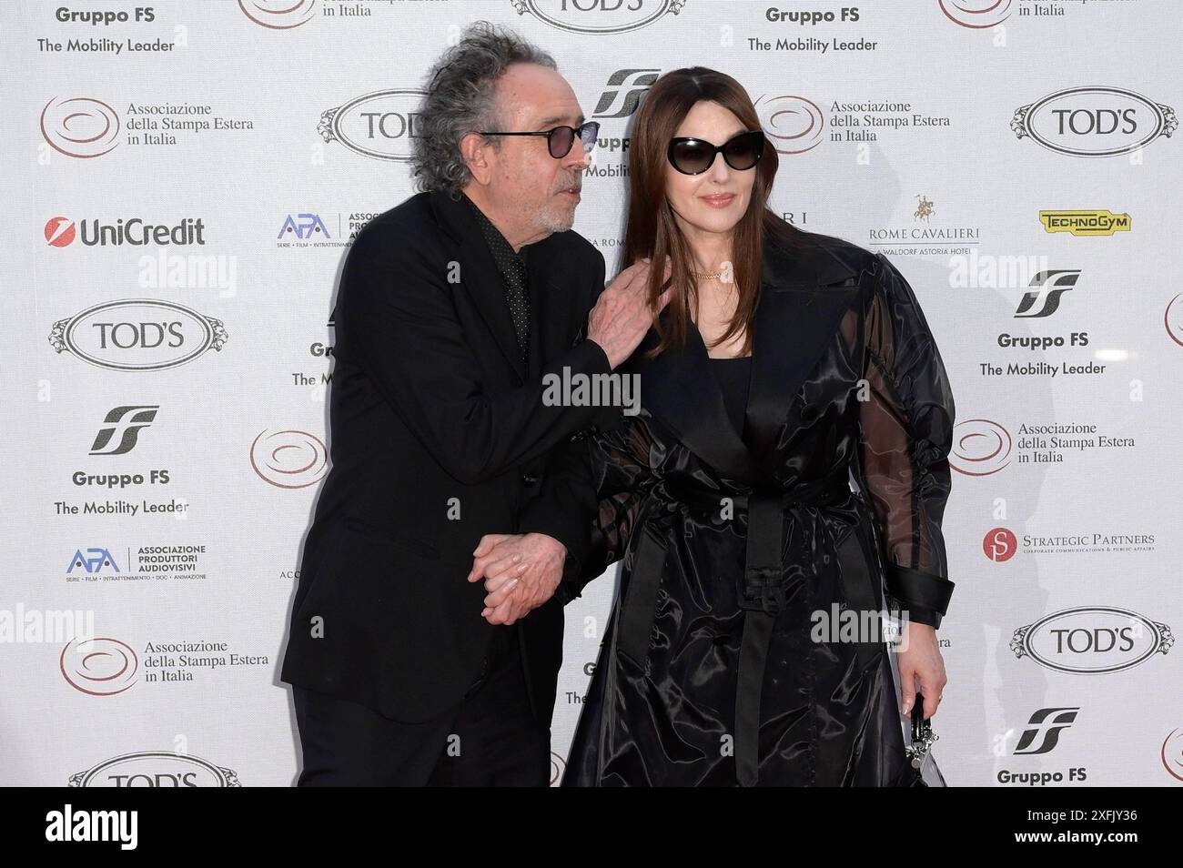 Tim Burton mit Partnerin Monica Bellucci bei der 64. Verleihung der ...