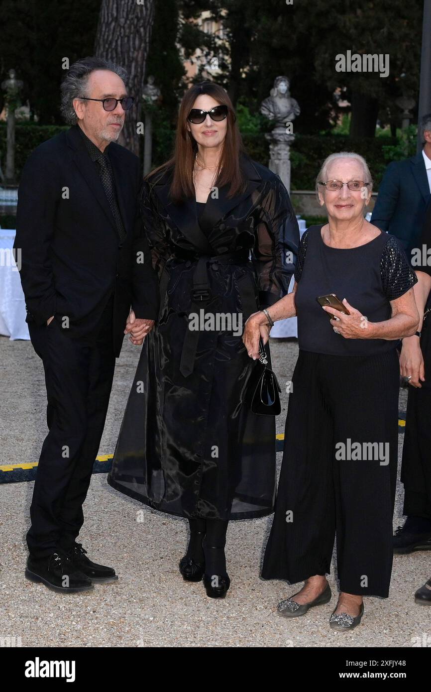 Tim Burton mit Partnerin Monica Bellucci und Gast bei der 64 ...